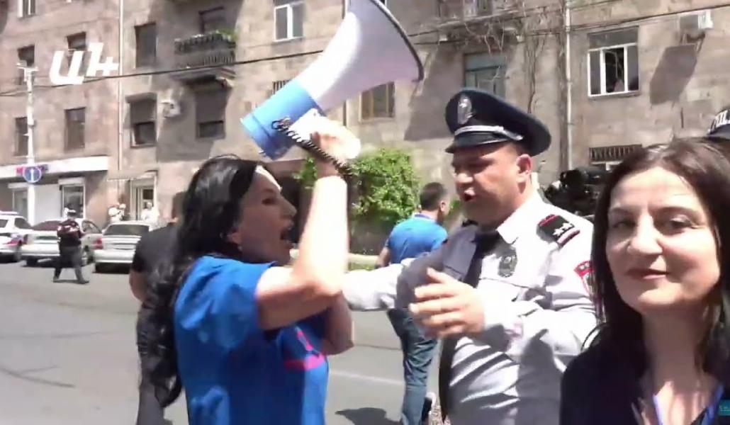 Ոստիկանները ուժով բացեցին Երևանում ՆԳՆ շենքի հարևանությամբ փակ փողոցը